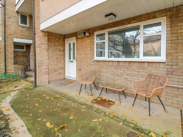 Penrhyn Garden, Kingston upon Thames KT1 3 bed flat to rent £2,595 pcm £599 pw