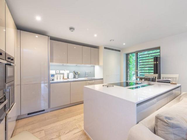Penrose Gardens, Hampstead, London, NW3 3 bed flat to rent £4,000 pcm £923 pw