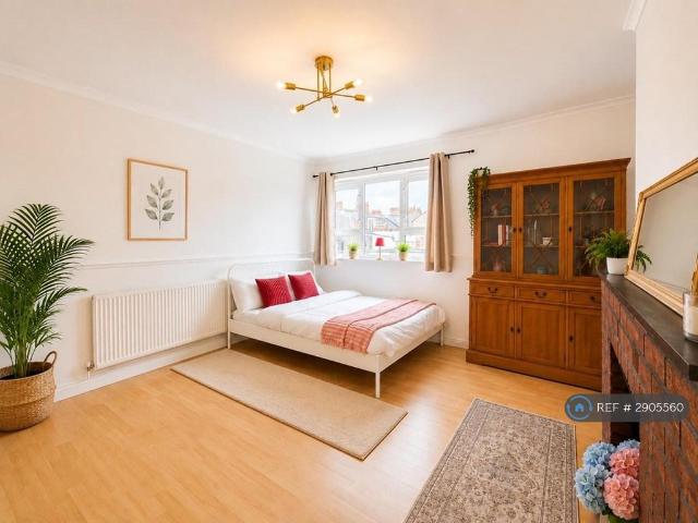 Penrose House, London, SE17 3 bed flat to rent £2,600 pcm £600 pw