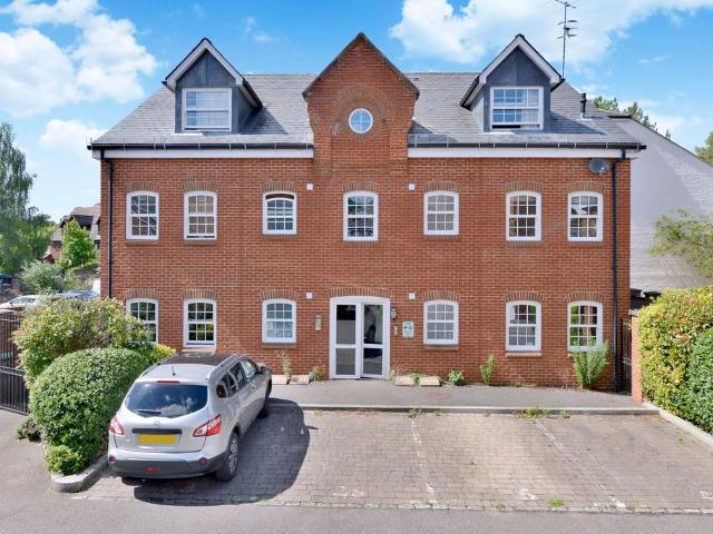 Penstock Mews, Godalming GU7 2 bed apartment to rent £1,450 pcm £335 pw