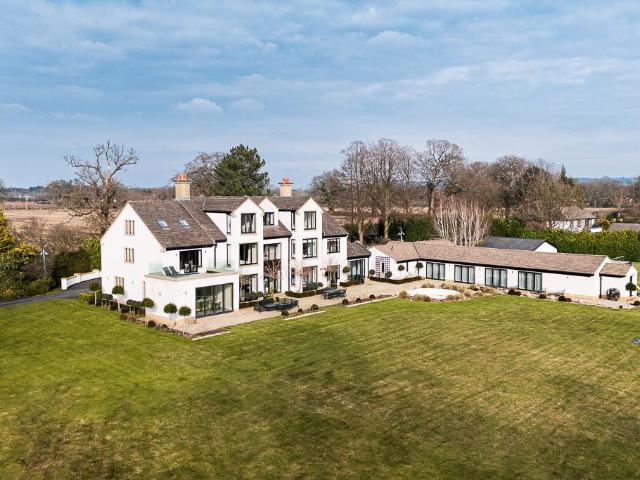 Peover Lane, Chelford 6 bed detached house to rent £30,000 pcm £6,923 pw