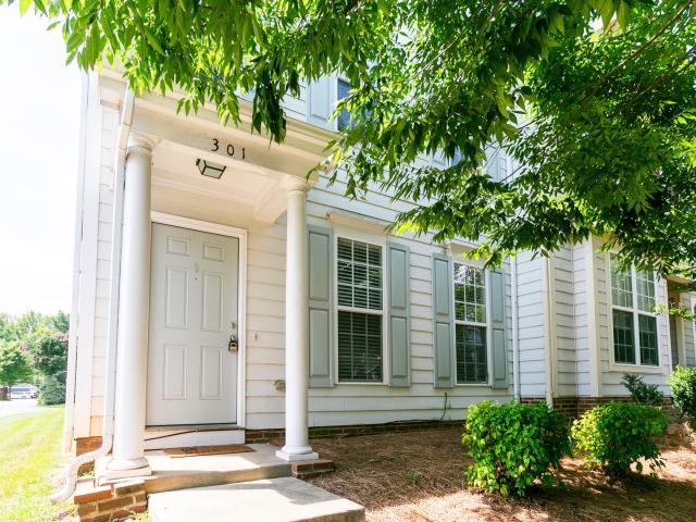 Peaceful 3 Bed, 2 Bath End Unit Townhome in Powell Place