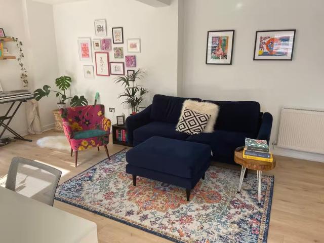 Peaceful, bright garden flat with cat
