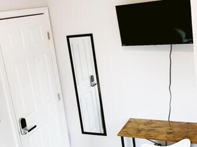 Peaceful Madison Escape: Quiet Street, Modern Living Mini Fridge, SmartTV, Desk Locally Managed