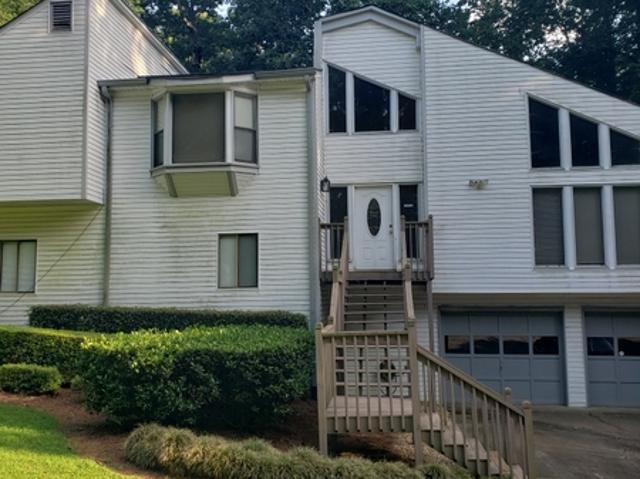 Peaceful quiet house in East Cobb seeking 3rd roommate