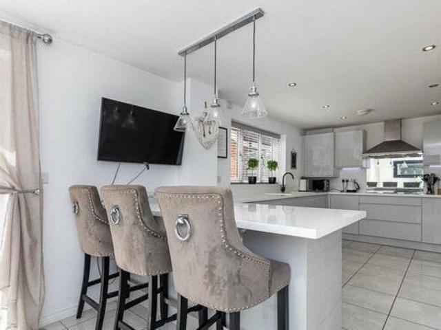 Peach Road, Horley, 5 Bedroom Detached