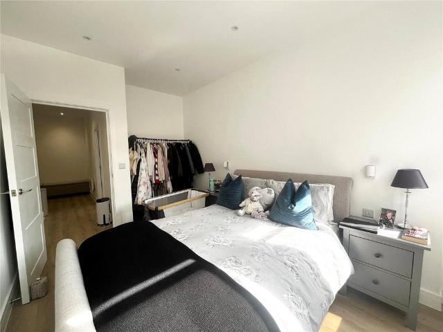 Peach Street, Berkshire RG40 2 bed apartment to rent £1,800 pcm £415 pw