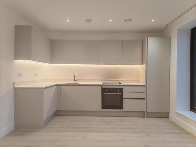 Peach Street, Wokingham 2 bed apartment to rent £1,800 pcm £415 pw