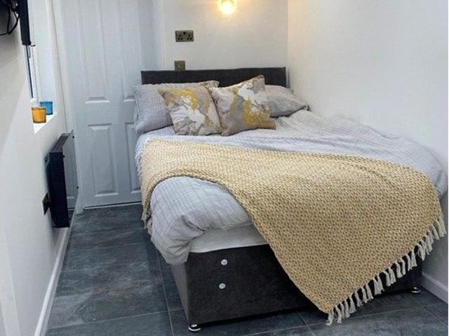 Peachey Lane, Uxbridge UB8, Studio to rent, £1,000 pcm | PrimeLocation