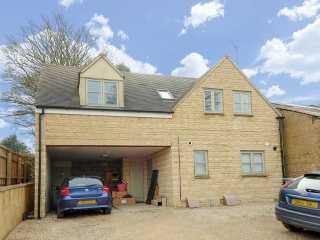 Pear Tree Court, Chipping Norton OX7, 2 bed flat to rent, £1,400 pcm | PrimeLocation
