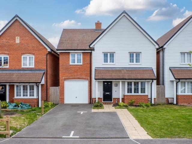 Pear Tree Orchard, Sittingbourne ME10 3 bed detached house to rent £1,850 pcm £427 pw