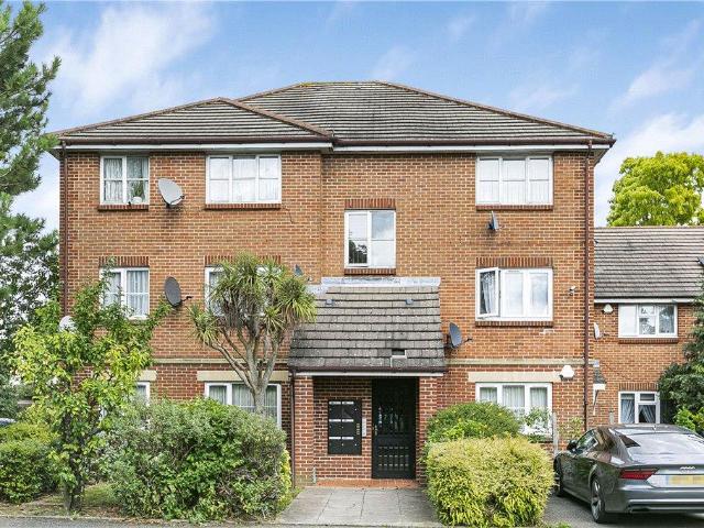 Pearce Close, Mitcham, CR4 Studio to rent £1,150 pcm £265 pw