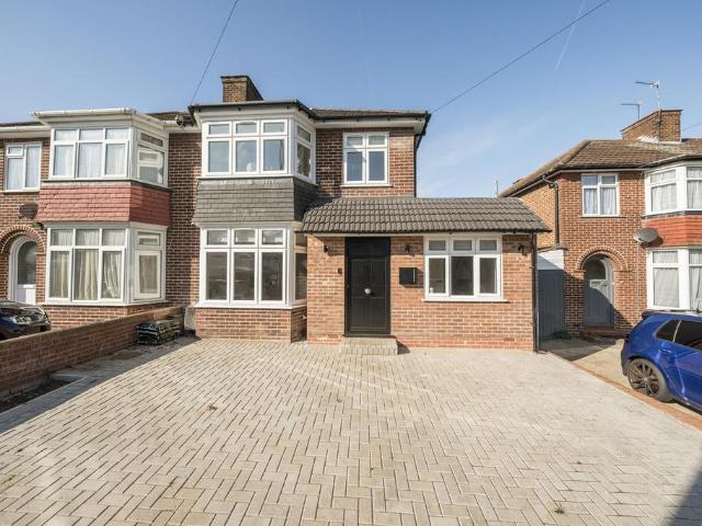 Peareswood Gardens, Stanmore, HA7 4 bed semi detached house to rent £3,500 pcm £808 pw