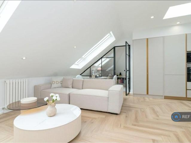 Pearl House, Morden, SM4 2 bed flat to rent £2,000 pcm £462 pw