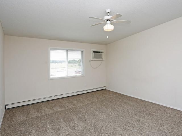 PEARLWOOD ESTATES 2 Bedroom Apartment for Rent at 1860 52nd St E, Inver Grove Heights, MN 55077 Schmidt Lake
