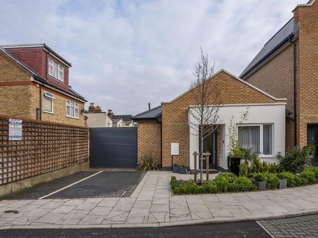 Pears Road, Hounslow, TW3 2 bed detached house to rent £2,550 pcm £588 pw
