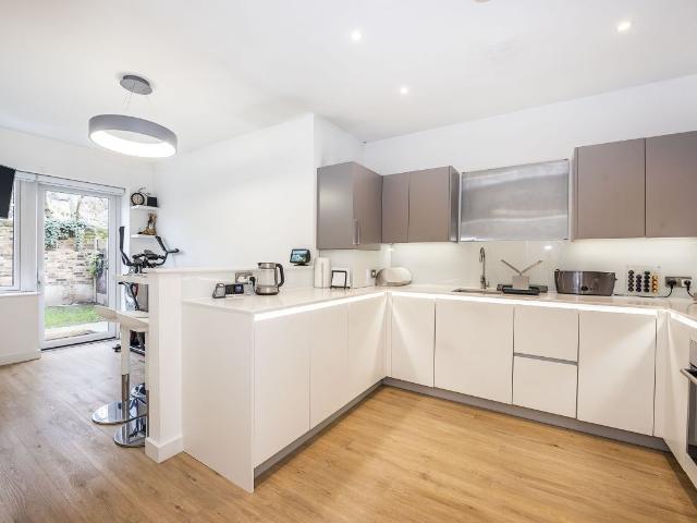 Pears Road, Hounslow TW3, 2 bed detached house to rent, £2,550 pcm | PrimeLocation