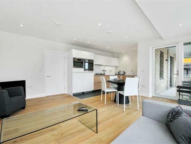 Peartree Way, Greenwich, London, SE10 2 bed apartment to rent £2,150 pcm £496 pw