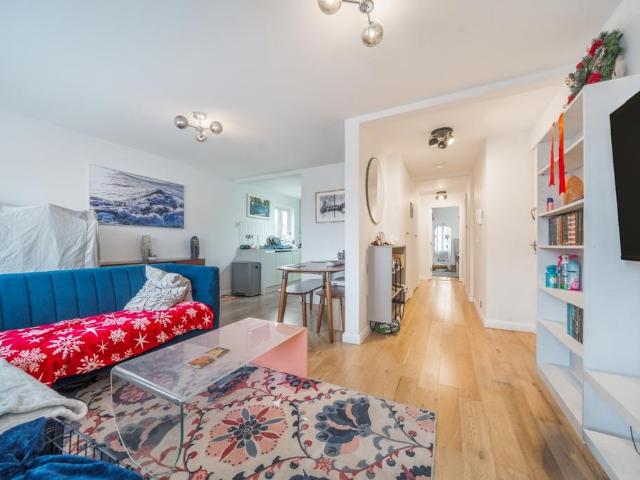 Peartree Avenue, London, SW17 2 bed flat to rent £2,300 pcm £531 pw