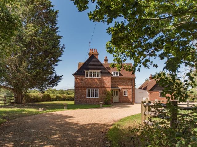Peasmarsh, Rye, East Sussex, TN31 4 bed detached house to rent £3,995 pcm £922 pw