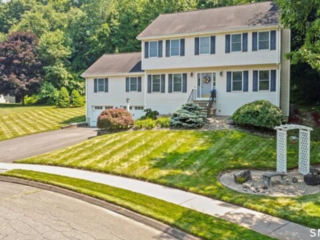 Pebble Brook Ct, Berlin, Home For Sale