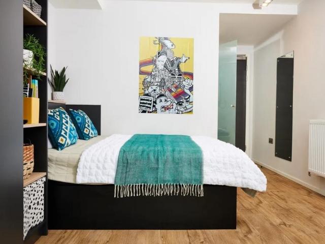 Pebble Mill Studios, Pershore Rd. Studio to rent £1,382 pcm £319 pw