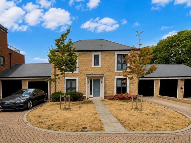 Pecham Close, Kings Hill, ME19 4 bed detached house to rent £2,800 pcm £646 pw