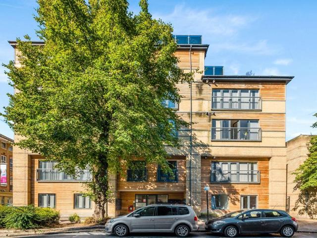 Pechiney House, The Grove, Slough, SL1 2 bed ground floor flat to rent £1,550 pcm £358 pw