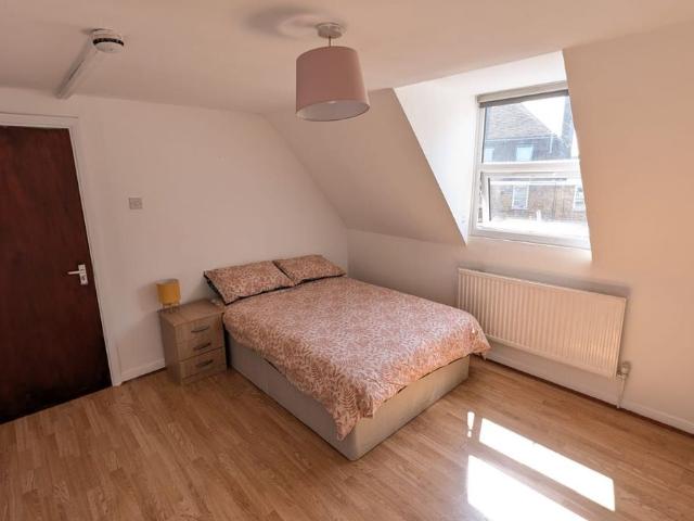 Peckham High Street, London SE15, Room to rent, £900 pcm | PrimeLocation