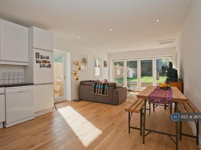 Peckham Hill Street, London, SE15 2 bed flat to rent £2,700 pcm £623 pw