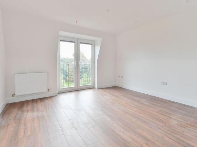 Peckham Rye, London, SE15 2 bed flat to rent £2,500 pcm £577 pw