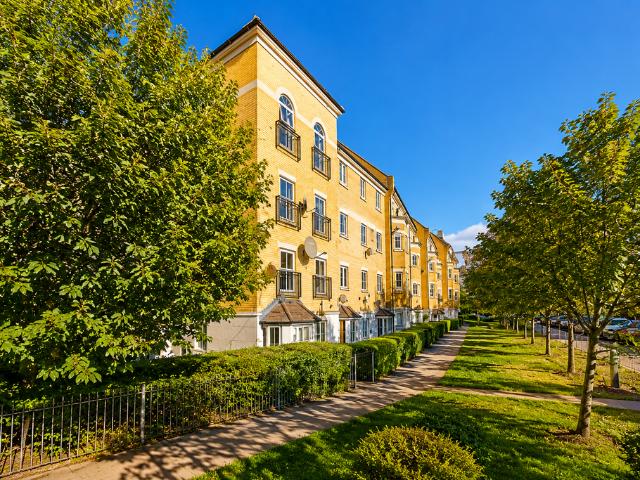 Peckham Road, London SE15 1 bed flat to rent £1,600 pcm £369 pw
