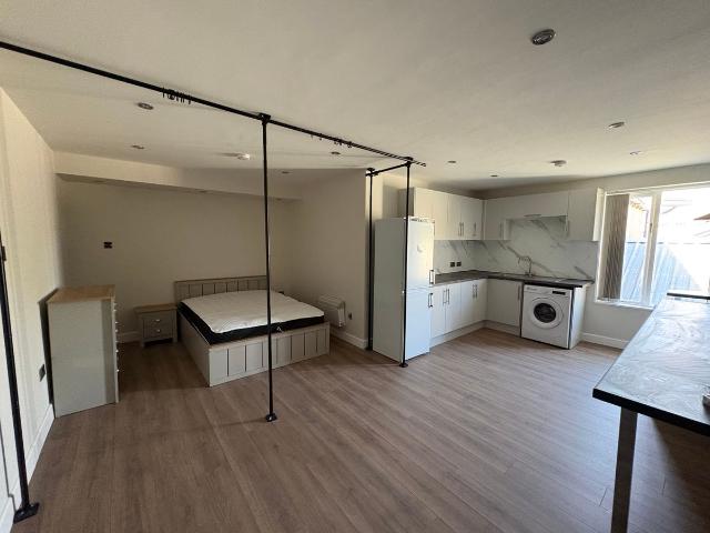 Peckover Street, Bradford BD1, 2 bed flat to rent, £995 pcm | PrimeLocation