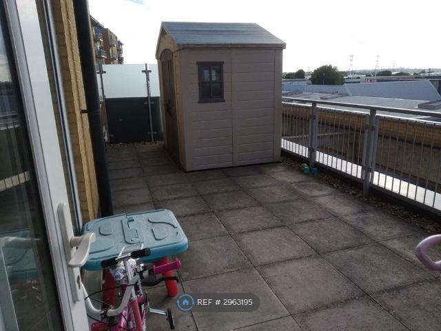 Peebles Court, Croydon CR0, 2 bed flat to rent, £1,700 pcm | PrimeLocation