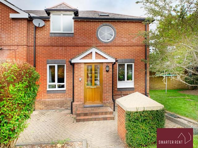 Peel Court, Farnborough GU14 2 bed terraced house to rent £2,880 pcm £665 pw