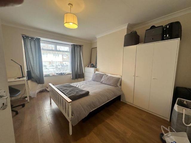 Peel Way, Uxbridge, UB8 4 bed semi detached house to rent £2,850 pcm £658 pw