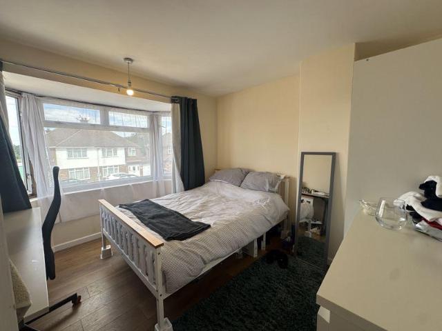 Peel Way, Uxbridge, UB8 4 bed semi detached house to rent £3,050 pcm £704 pw