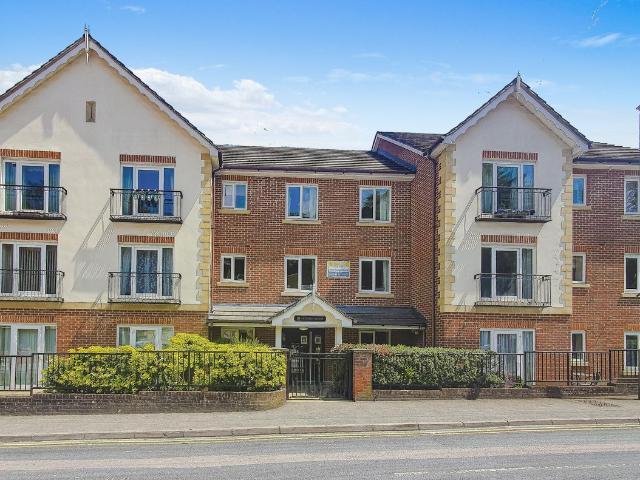 Pegasus Court, Caterham CR3, 1 bed flat to rent, £1,250 pcm | PrimeLocation