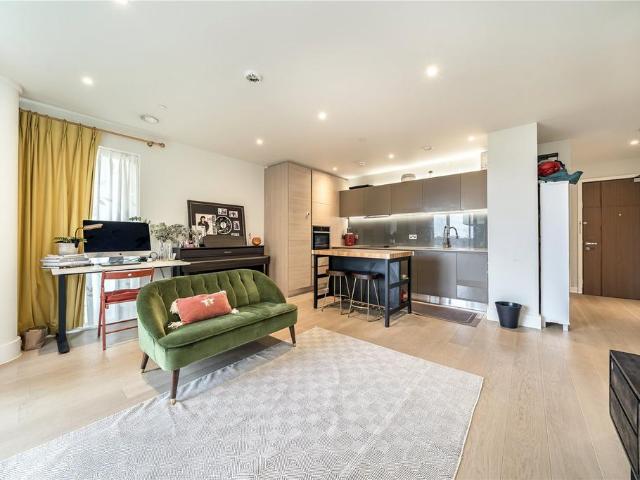 Pegler Square, London, SE3 2 bed apartment to rent £2,300 pcm £531 pw