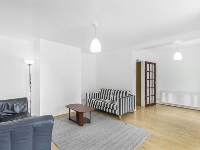 Pekin Close, London, E14 3 bed end of terrace house to rent £2,850 pcm £658 pw