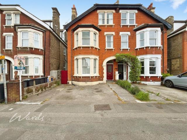 Pelham Road Gravesend DA11 6 bed semi detached house to rent £2,800 pcm £646 pw