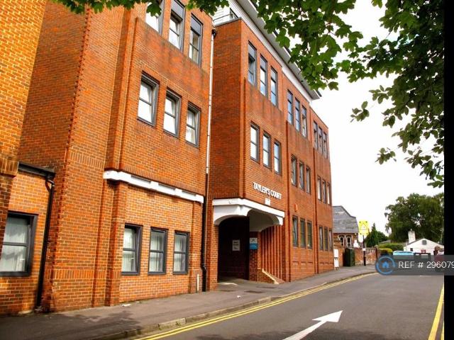 Pelican Lane, Berkshire, RG14 2 bed flat to rent £1,450 pcm £335 pw