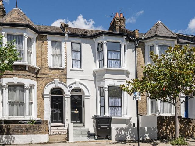 Pellerin Road, Stoke Newington. Studio to rent £1,150 pcm £265 pw