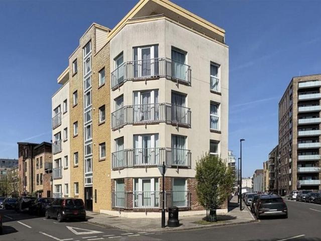 Pelling Street, London E14 2 bed flat to rent £2,300 pcm £531 pw