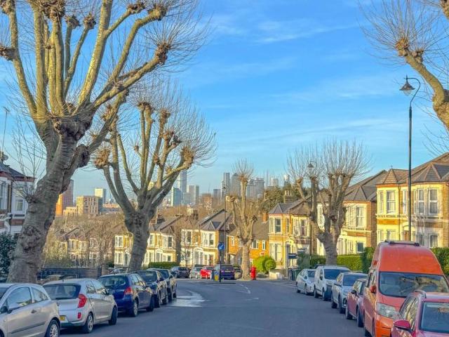 Pepys Road, London SE14 2 bed flat to rent £2,002 pcm £462 pw