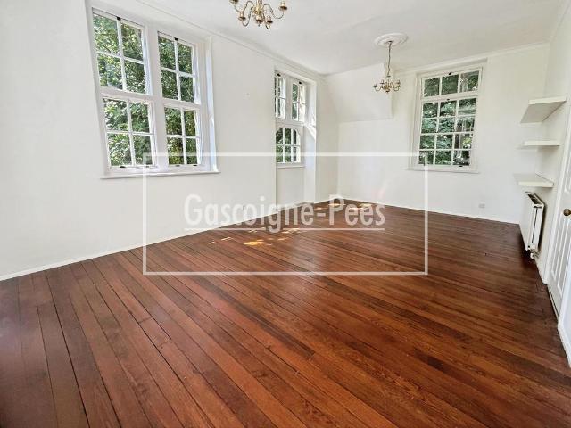Peperharow Road Badgers Hollow. 2 bed apartment to rent £2,400 pcm £554 pw