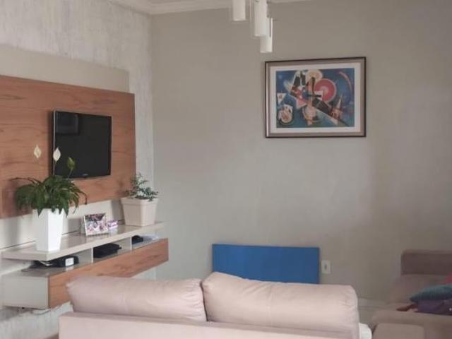 Pequeno sobrado dentro de um condomínio