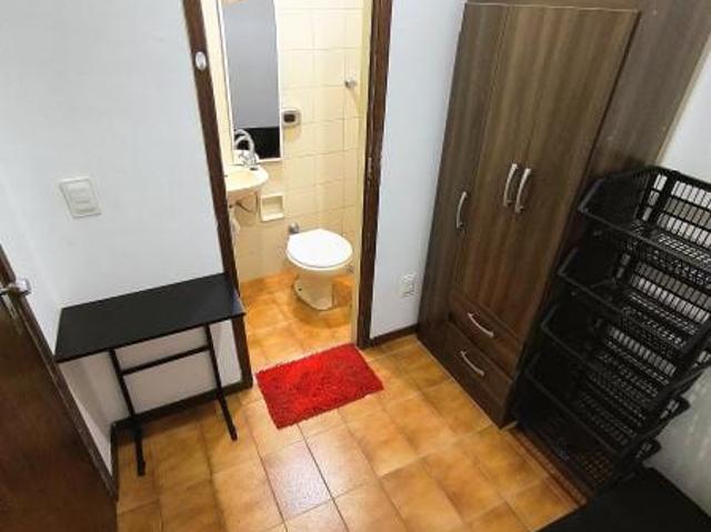 Perto Pça da Liberdade Quarto Compacto c Banheiro