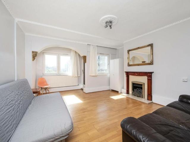 Percival Street, Old Street 3 bed flat to rent £3,500 pcm £808 pw