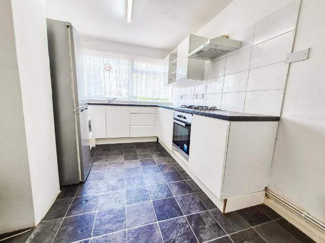 Percy Road, Goodmayes, Essex, IG3. 2 bed apartment to rent £1,850 pcm £427 pw